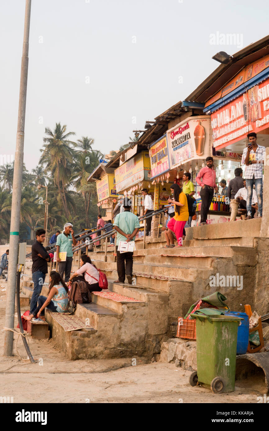 Crowds and food stalls on Juhu Beach, Mumbai, India Stock Photo - Alamy