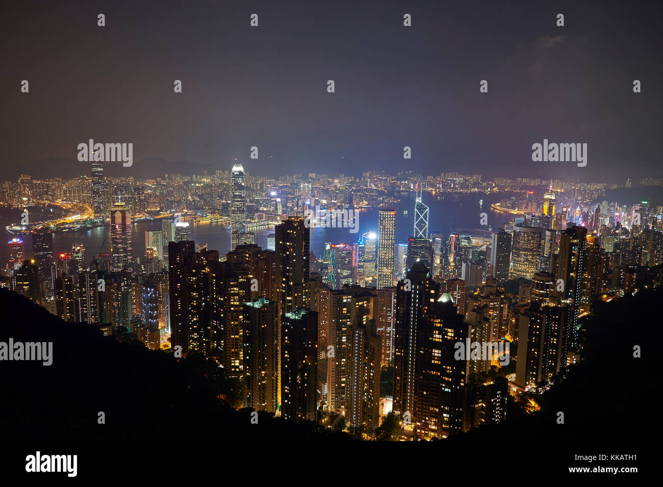 View at night of central Hong Kong and Victoria Harbour from Victoria ...