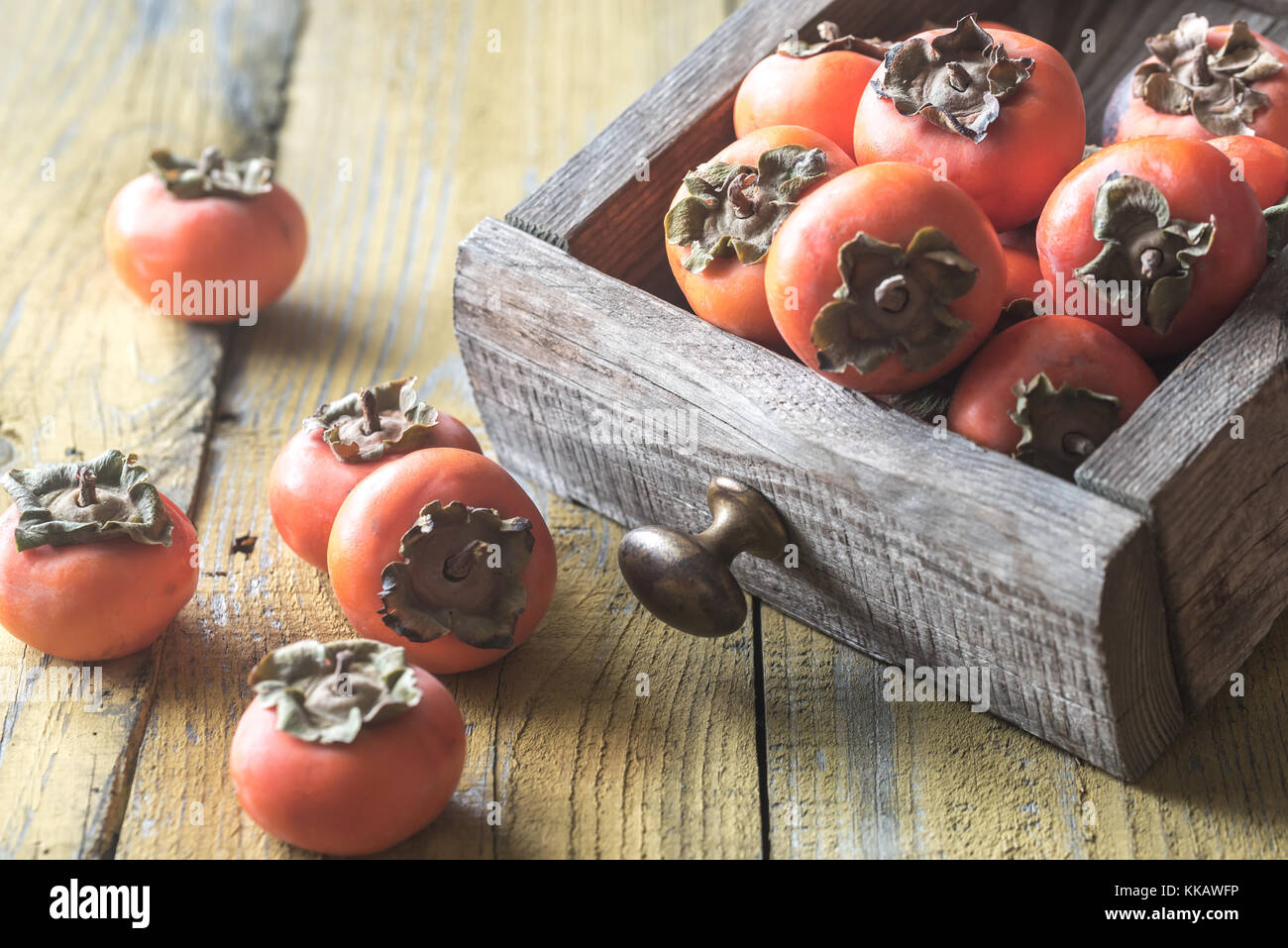 Wooden box of fresh persimmons Stock Photo - Alamy