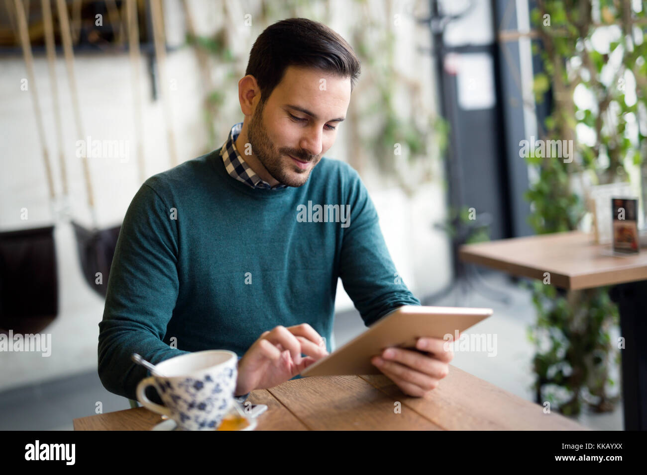 Smiling blogger holding shopping hi-res stock photography and images ...