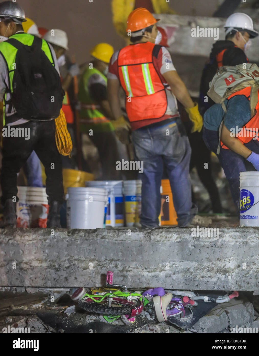 Earthquake Mexico 2017. Hundreds of thousands of Mexicans worked on ...
