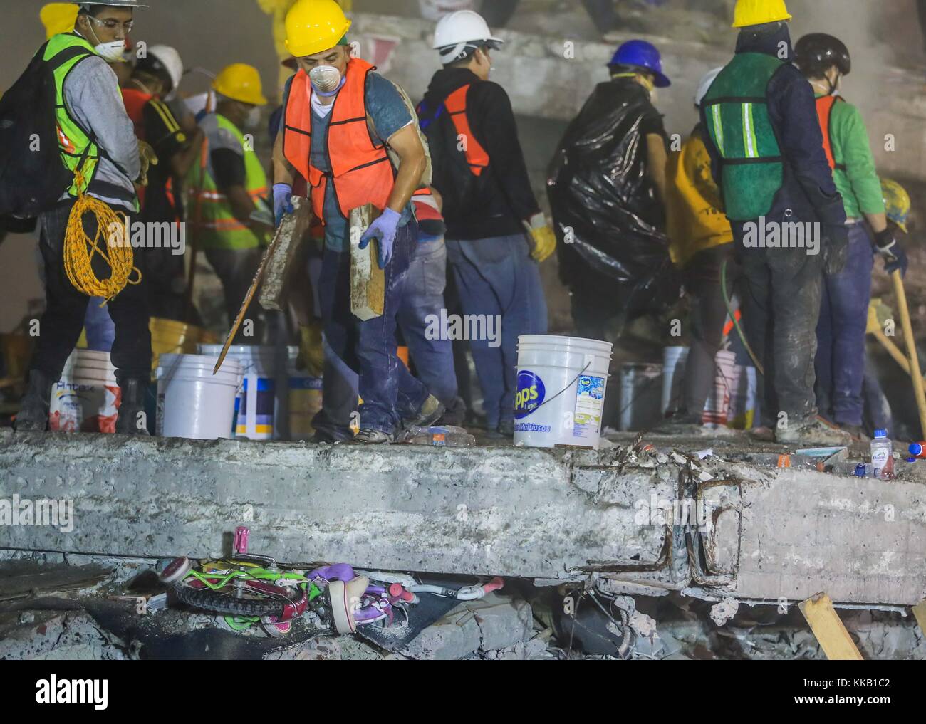 Earthquake Mexico 2017. Hundreds of thousands of Mexicans worked on ...