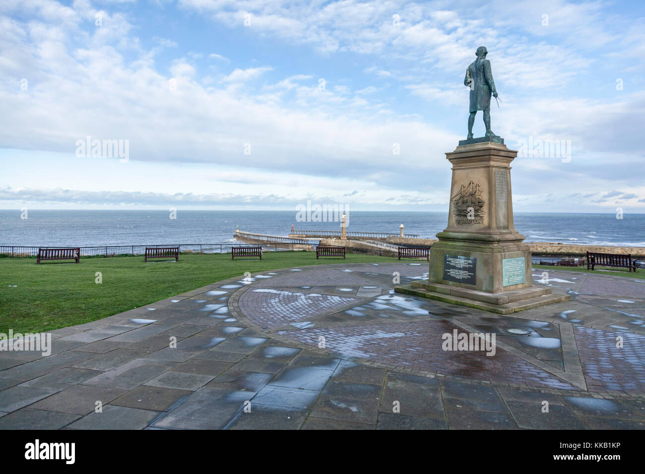 Statue captain james cook whitby hi-res stock photography and images ...