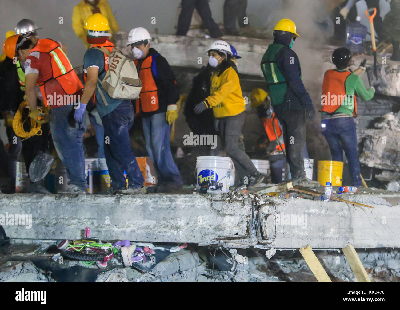 Earthquake Mexico 2017. Hundreds of thousands of Mexicans worked on ...