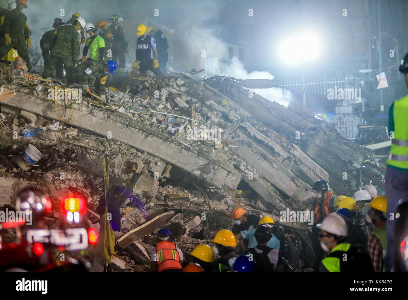 Earthquake Mexico 2017. Hundreds of thousands of Mexicans worked on ...