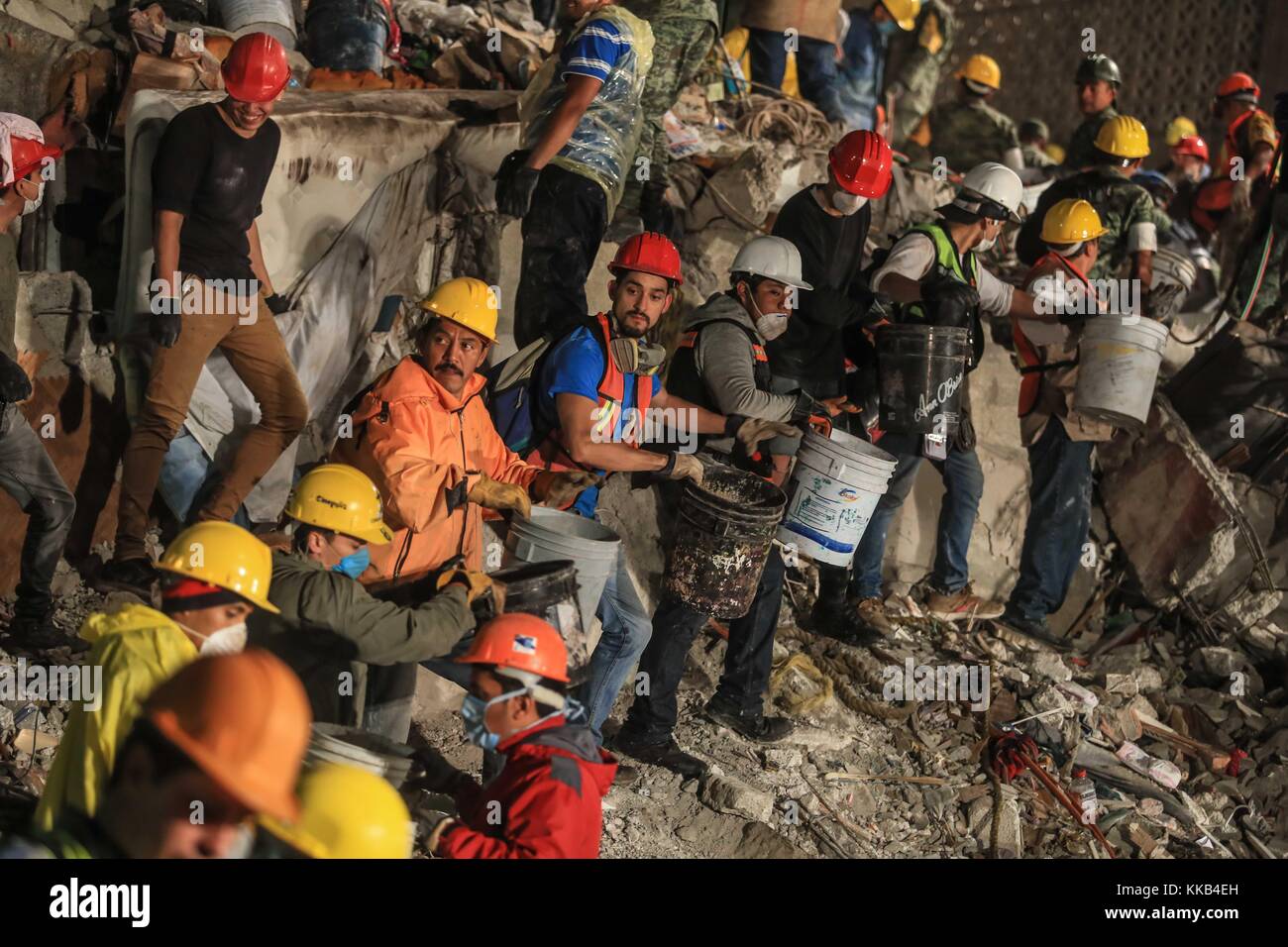 Earthquake Mexico 2017. Hundreds of thousands of Mexicans worked on ...