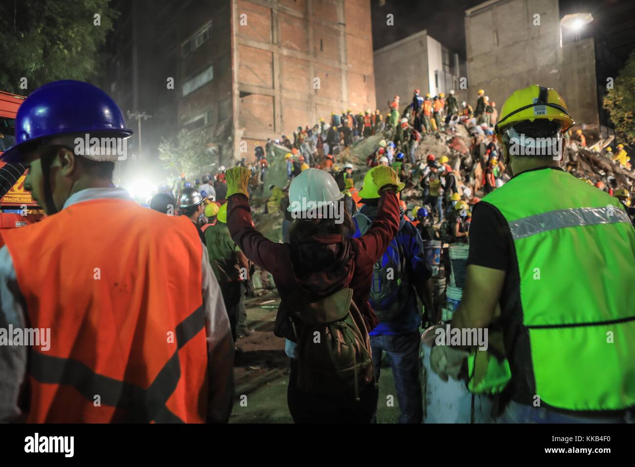Earthquake Mexico 2017. Hundreds of thousands of Mexicans worked on ...