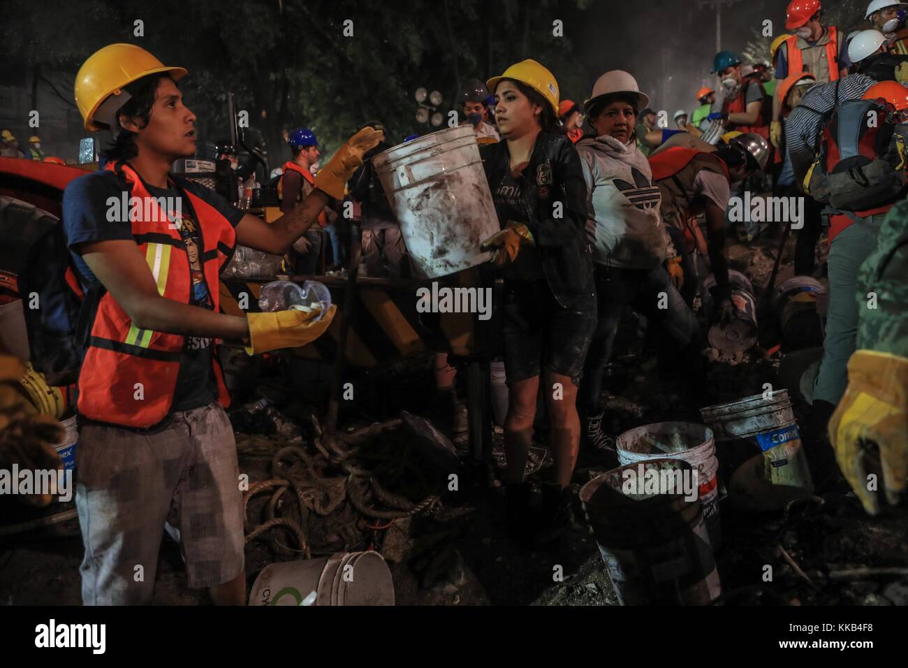 Earthquake Mexico 2017. Hundreds of thousands of Mexicans worked on ...