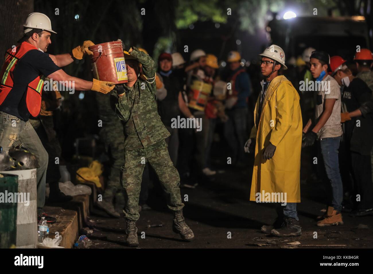 Earthquake Mexico 2017. Hundreds of thousands of Mexicans worked on ...