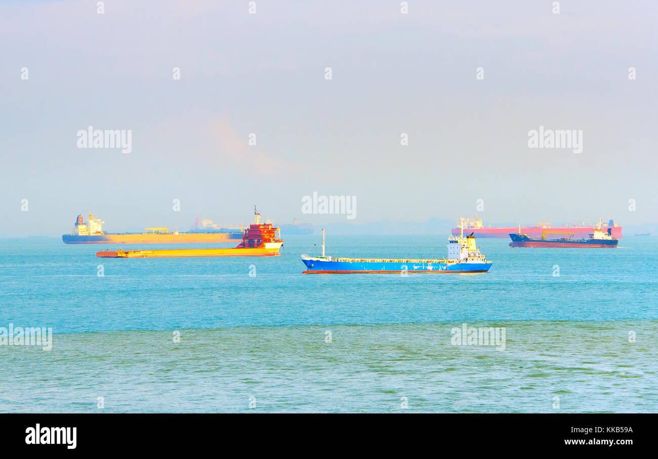 Cargo ships in the harbor hi-res stock photography and images - Alamy