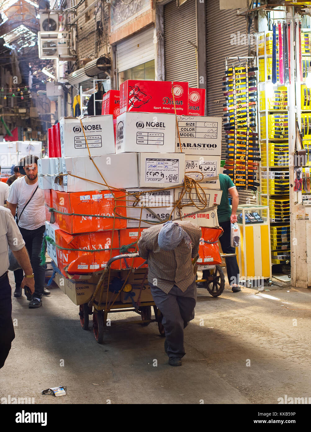 Man pulling cart hi-res stock photography and images - Alamy