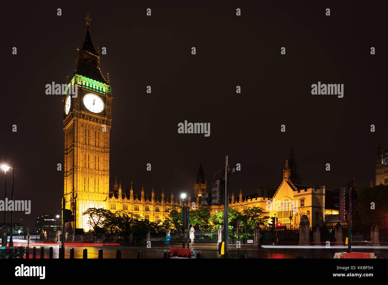 Popular tourist Big Ben and Houses of Parlament in night lights ...