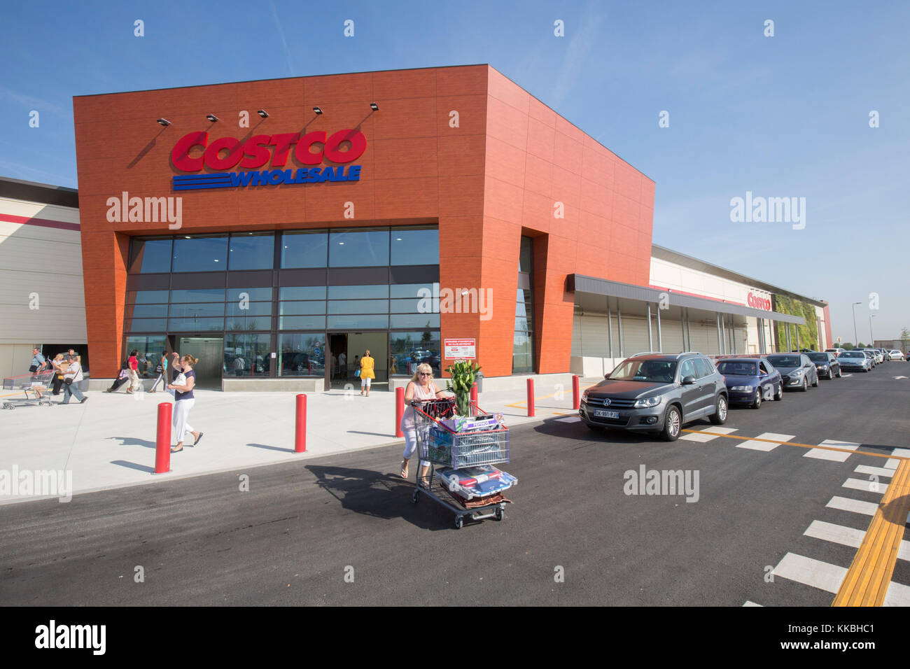 Costco culture hi-res stock photography and images - Alamy