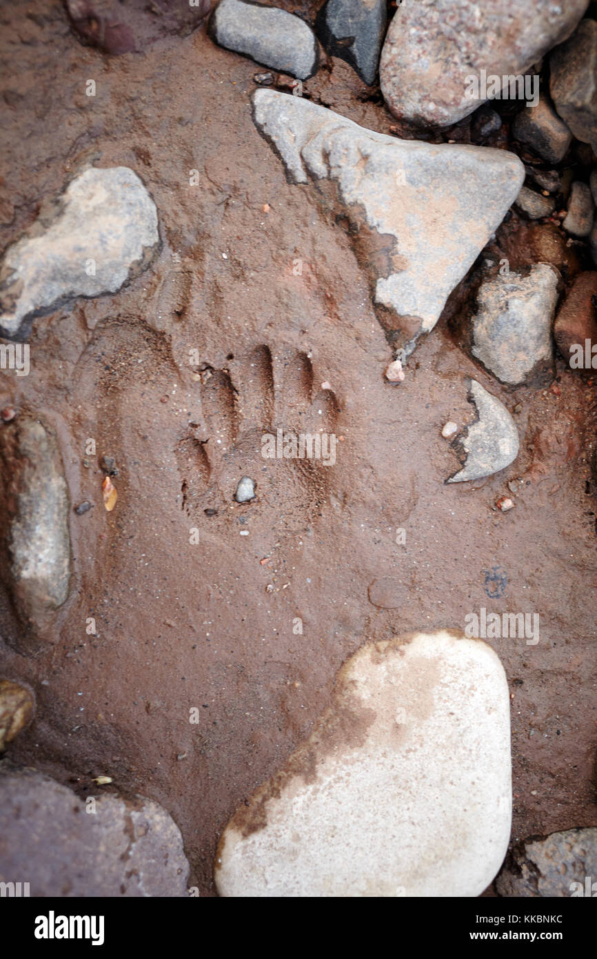 Hand full of stones hi-res stock photography and images - Alamy