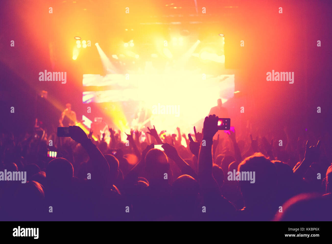 Audience clapping theater hi-res stock photography and images - Alamy