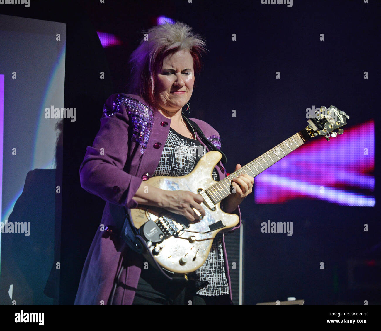 FORT LAUDERDALE, FL - FEBRUARY 26: Jennifer Batten performs at The ...