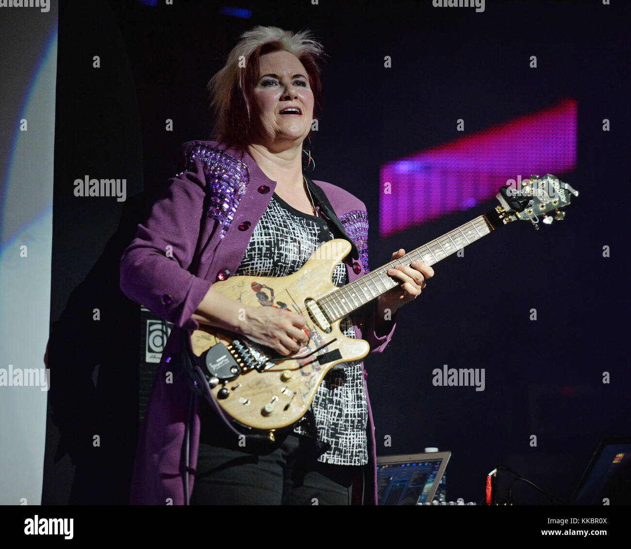 FORT LAUDERDALE, FL - FEBRUARY 26: Jennifer Batten performs at The ...