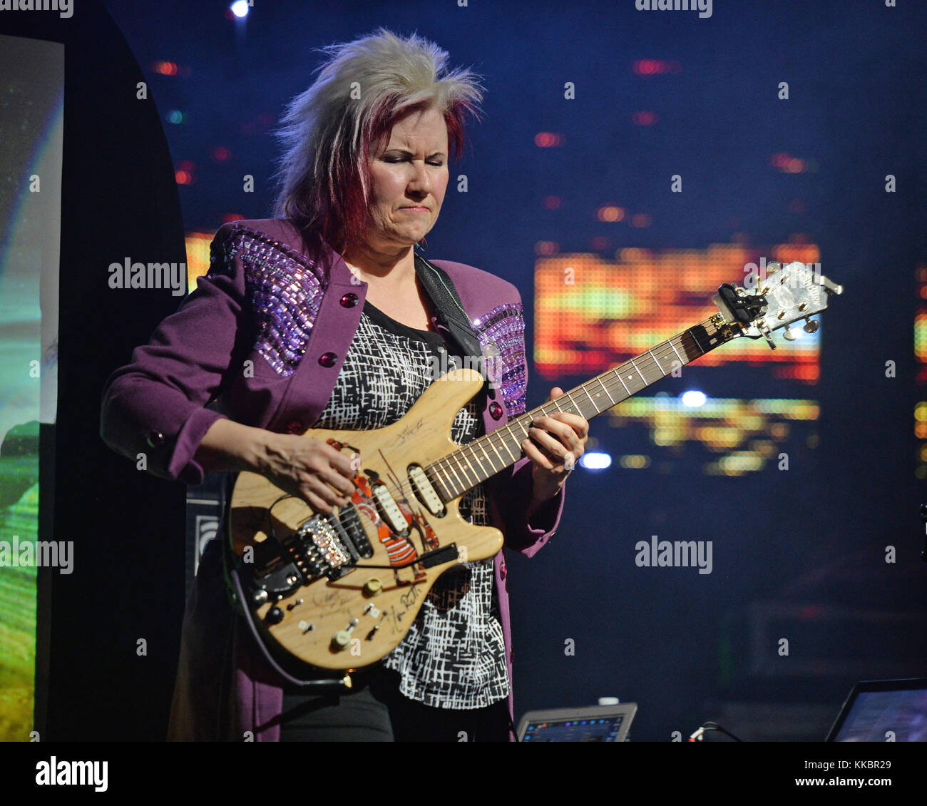 FORT LAUDERDALE, FL - FEBRUARY 26: Jennifer Batten performs at The ...