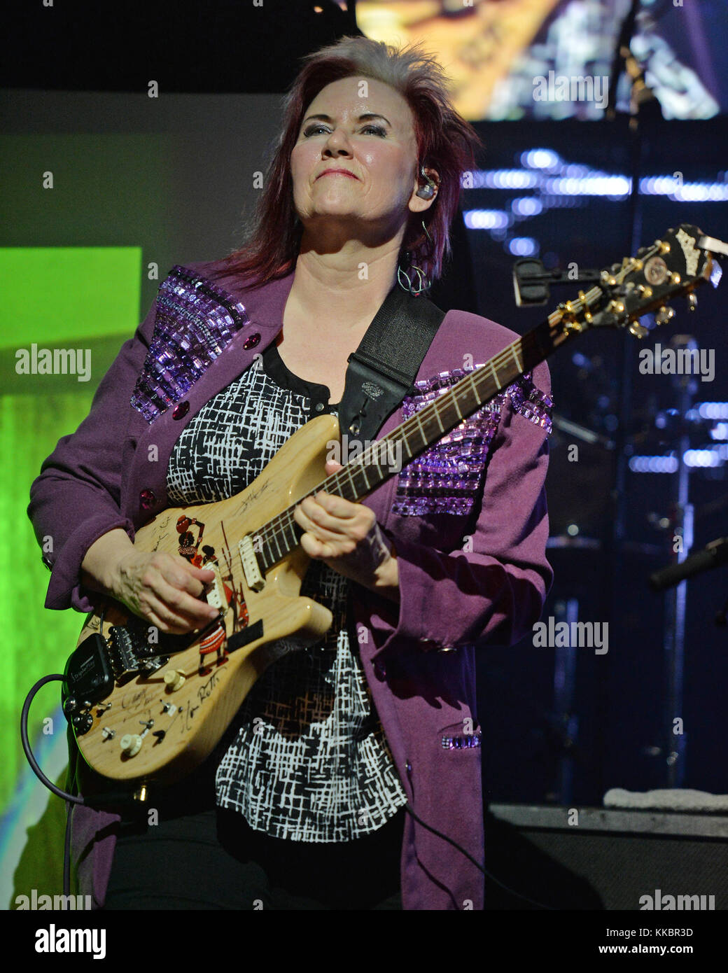 FORT LAUDERDALE, FL - FEBRUARY 26: Jennifer Batten performs at The ...