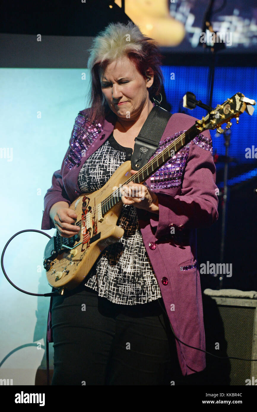 FORT LAUDERDALE, FL - FEBRUARY 26: Jennifer Batten performs at The ...
