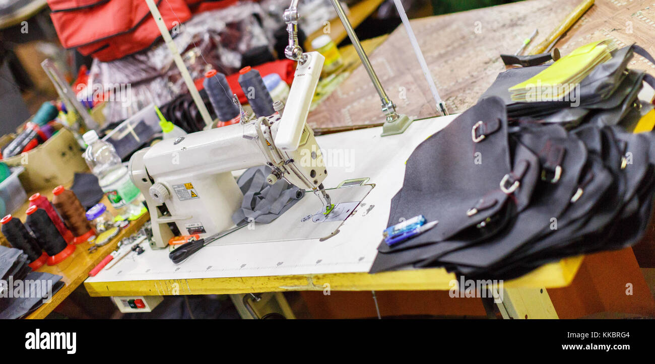 Black handbags hi-res stock photography and images - Alamy