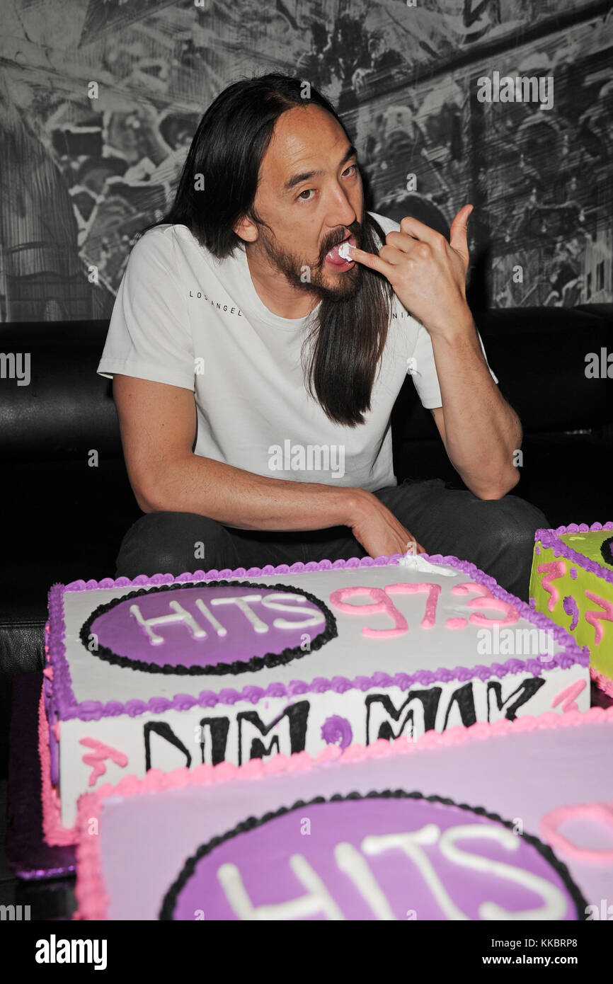Steve aoki cake hi-res stock photography and images - Alamy