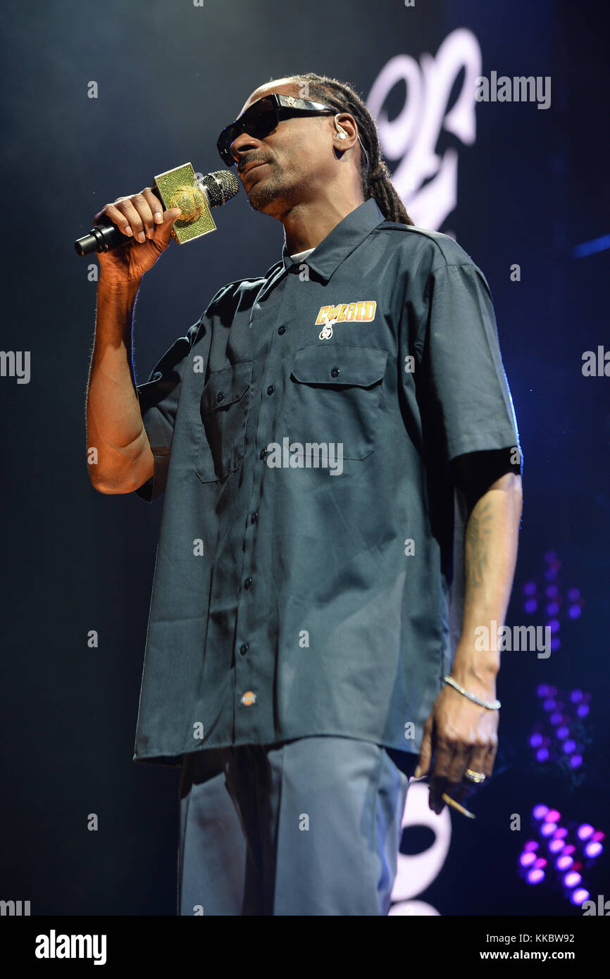 WEST PALM BEACH, FL - JULY 20: Snoop Dogg performs during opening night ...