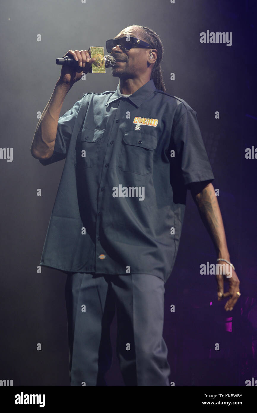 WEST PALM BEACH, FL - JULY 20: Snoop Dogg performs during opening night ...