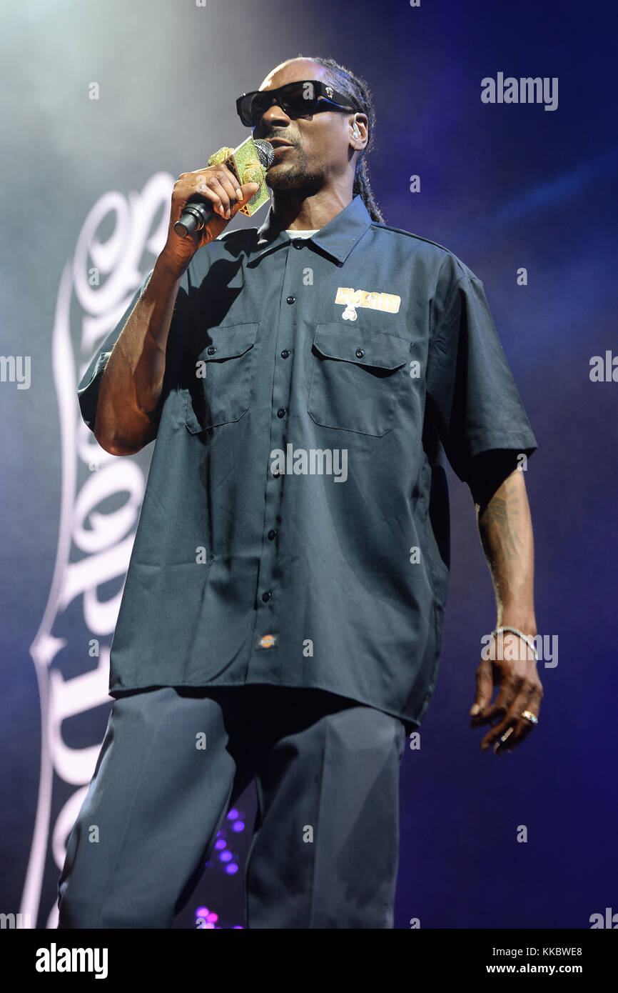WEST PALM BEACH, FL - JULY 20: Snoop Dogg performs during opening night ...