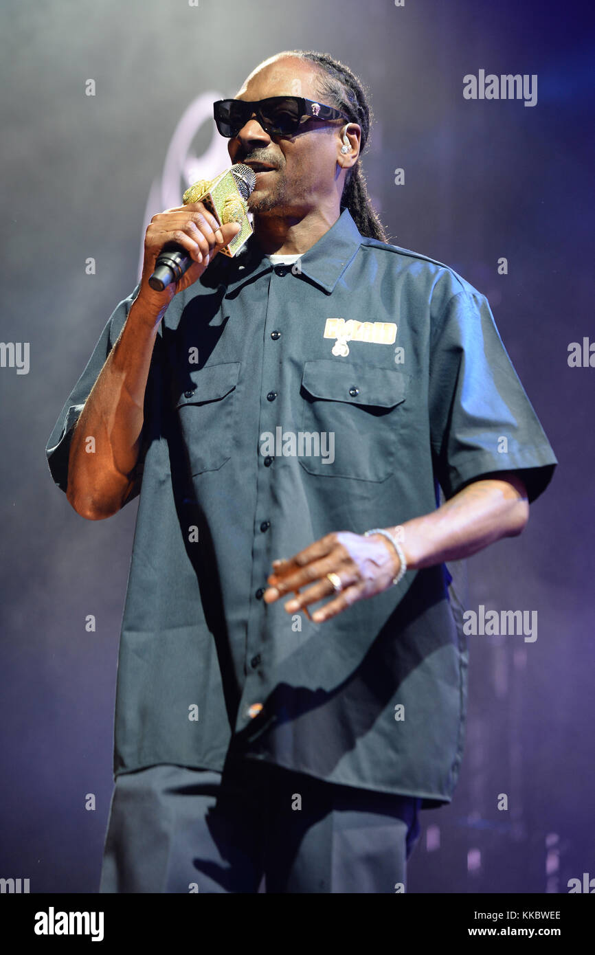 WEST PALM BEACH, FL - JULY 20: Snoop Dogg performs during opening night ...
