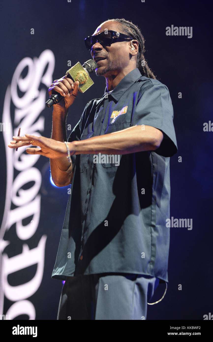 WEST PALM BEACH, FL - JULY 20: Snoop Dogg performs during opening night ...