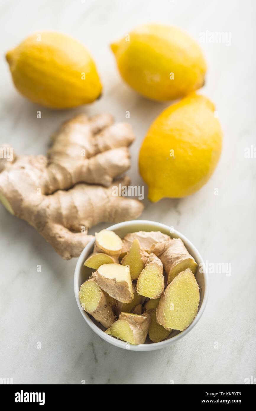 Sliced ginger root and yellow lemon Stock Photo - Alamy