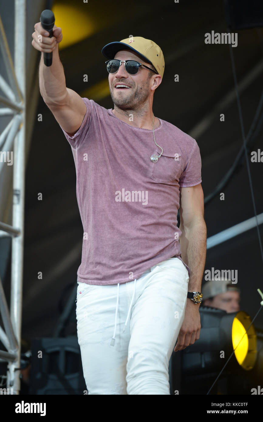 FORT LAUDERDALE, FL - APRIL 16: Sam Hunt performs onstage during ...