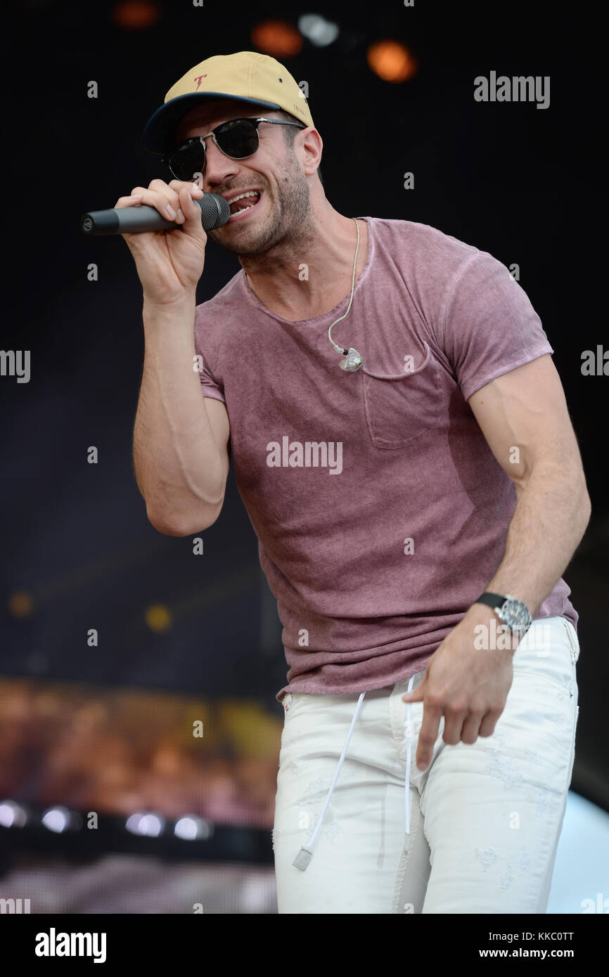 FORT LAUDERDALE, FL - APRIL 16: Sam Hunt performs onstage during ...