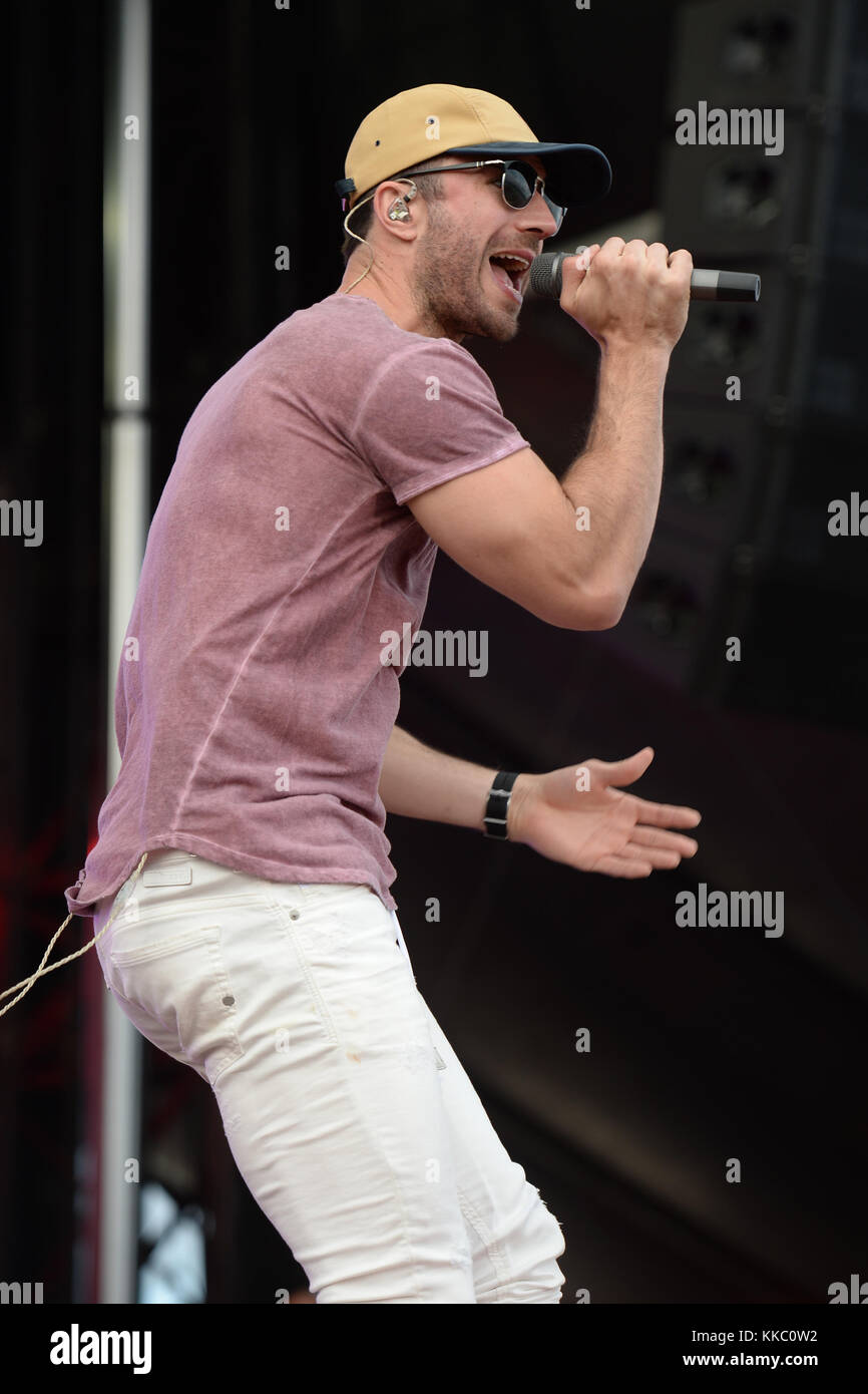 FORT LAUDERDALE, FL - APRIL 16: Sam Hunt performs onstage during ...