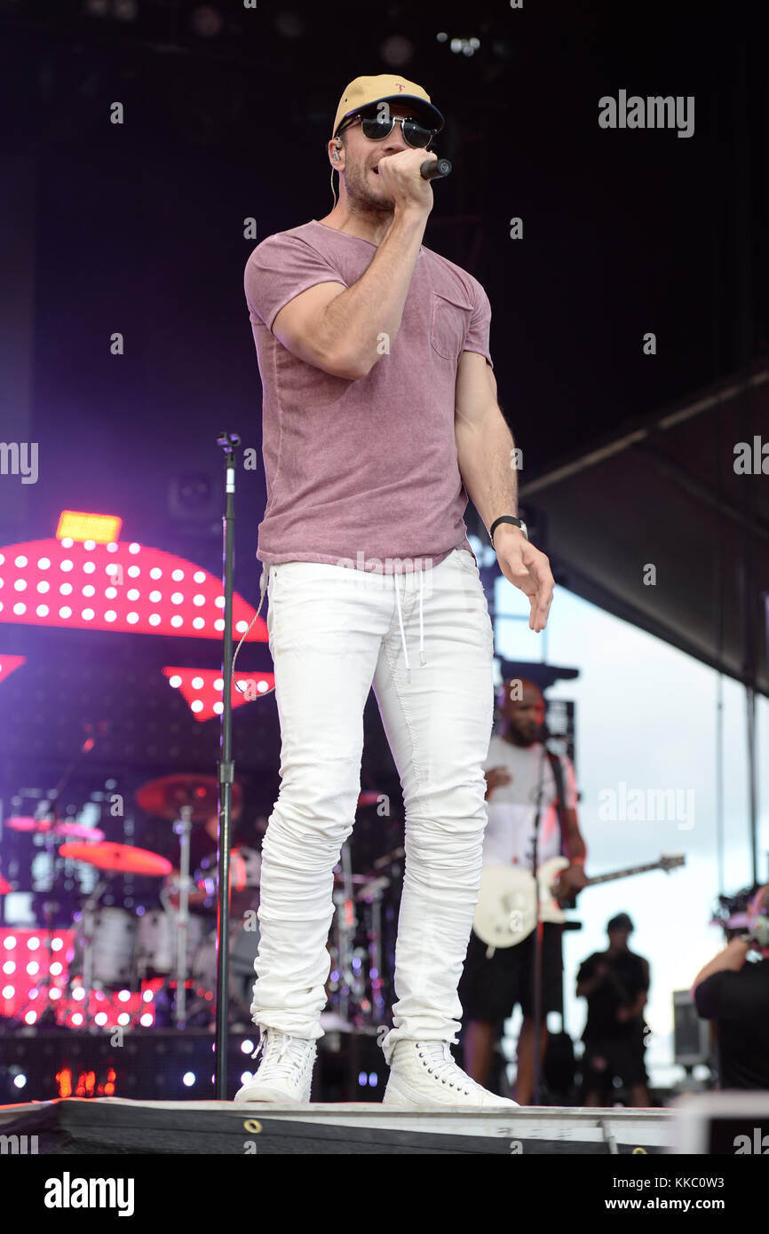 FORT LAUDERDALE, FL - APRIL 16: Sam Hunt performs onstage during ...