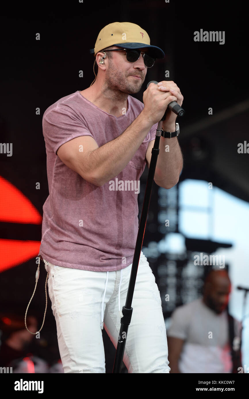 FORT LAUDERDALE, FL - APRIL 16: Sam Hunt performs onstage during ...