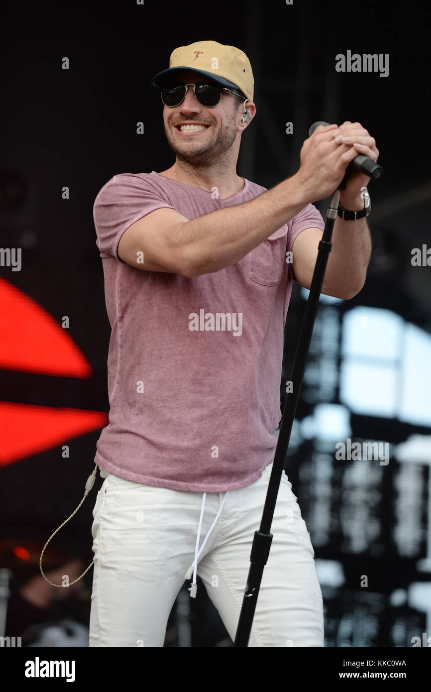 FORT LAUDERDALE, FL - APRIL 16: Sam Hunt performs onstage during ...