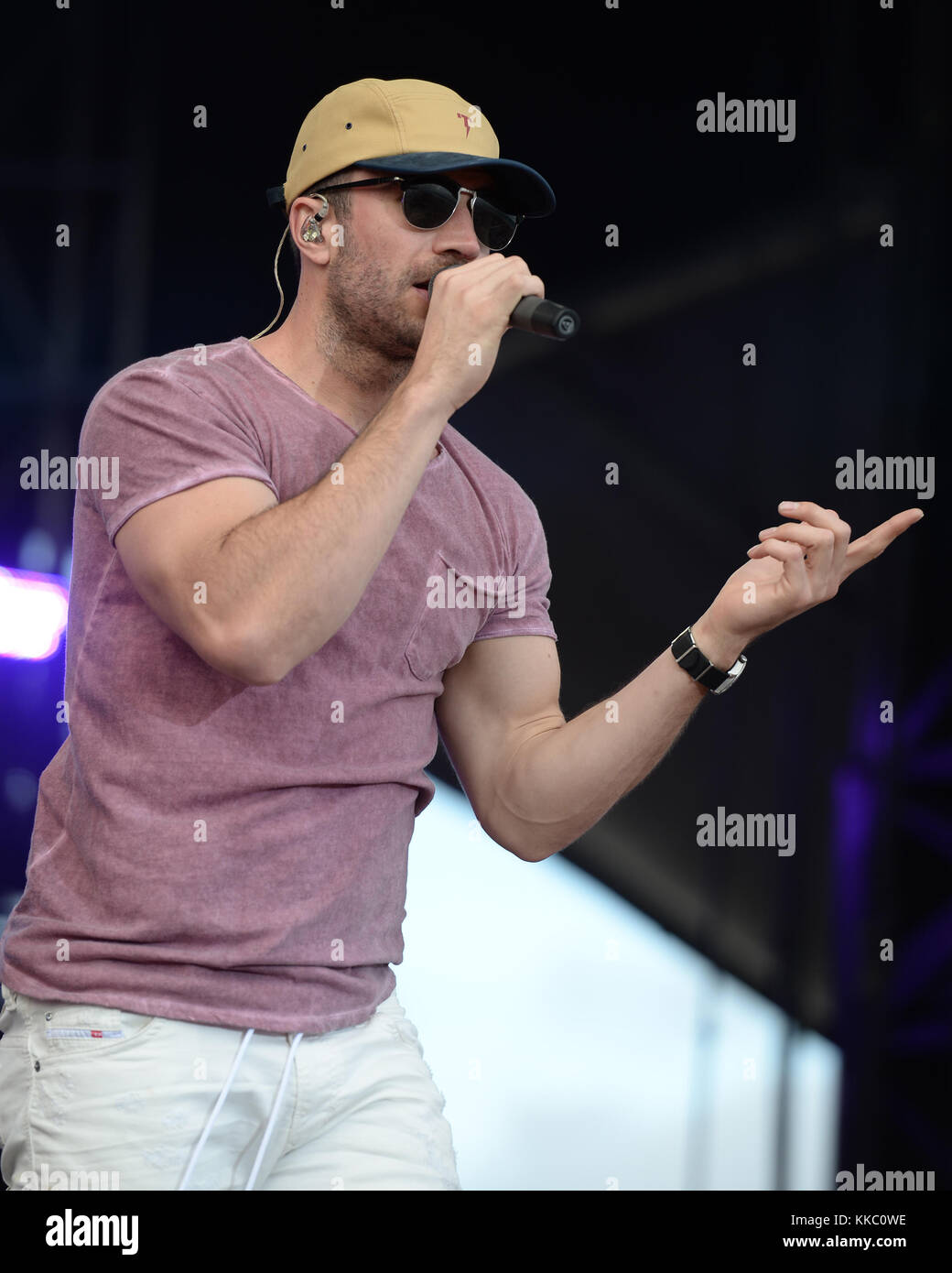FORT LAUDERDALE, FL - APRIL 16: Sam Hunt performs onstage during ...
