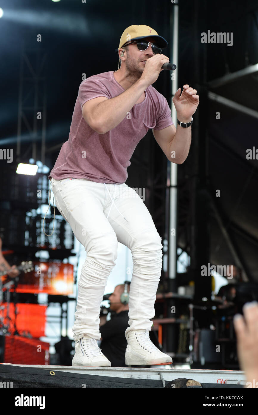 FORT LAUDERDALE, FL - APRIL 16: Sam Hunt performs onstage during ...