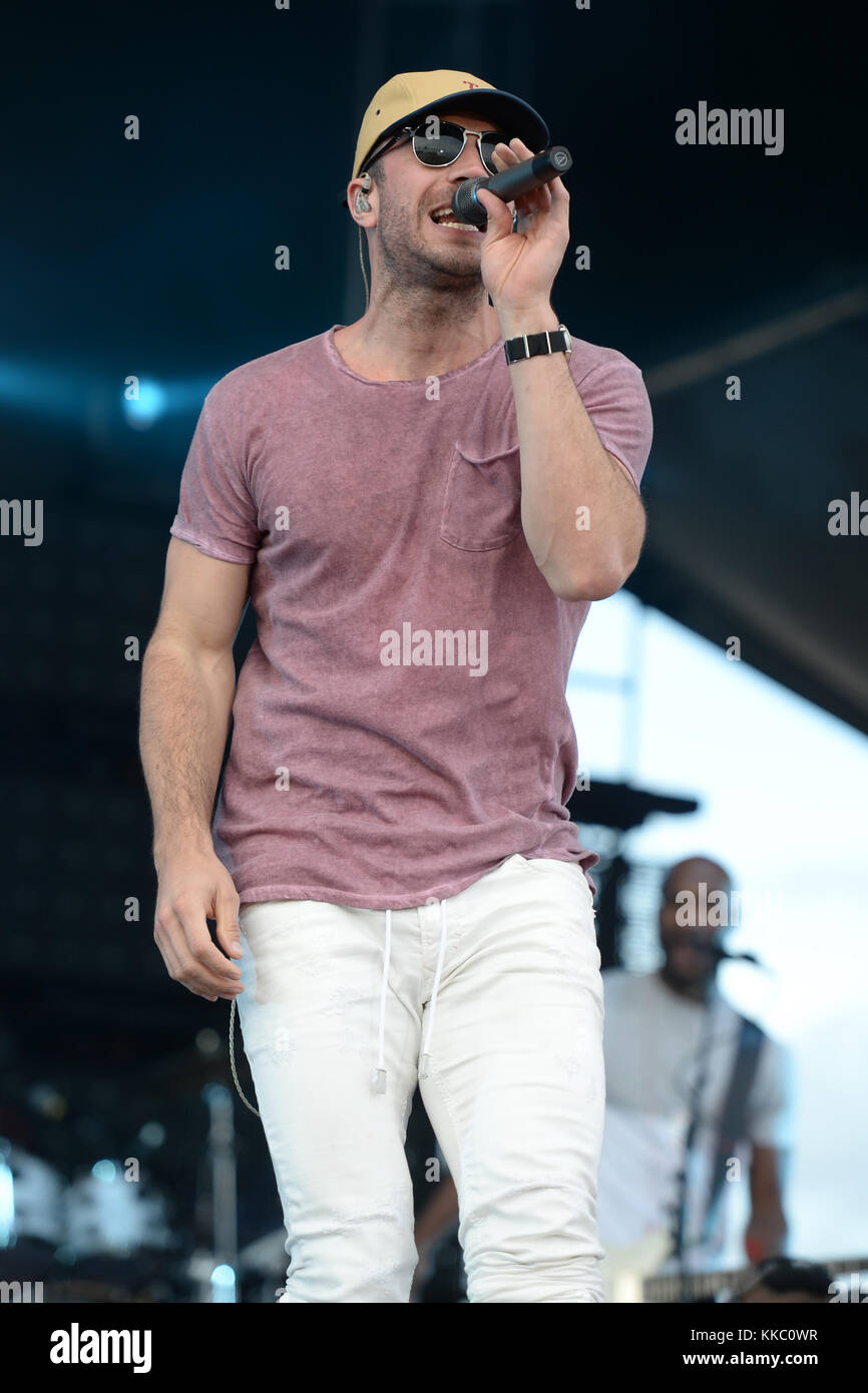FORT LAUDERDALE, FL - APRIL 16: Sam Hunt performs onstage during ...