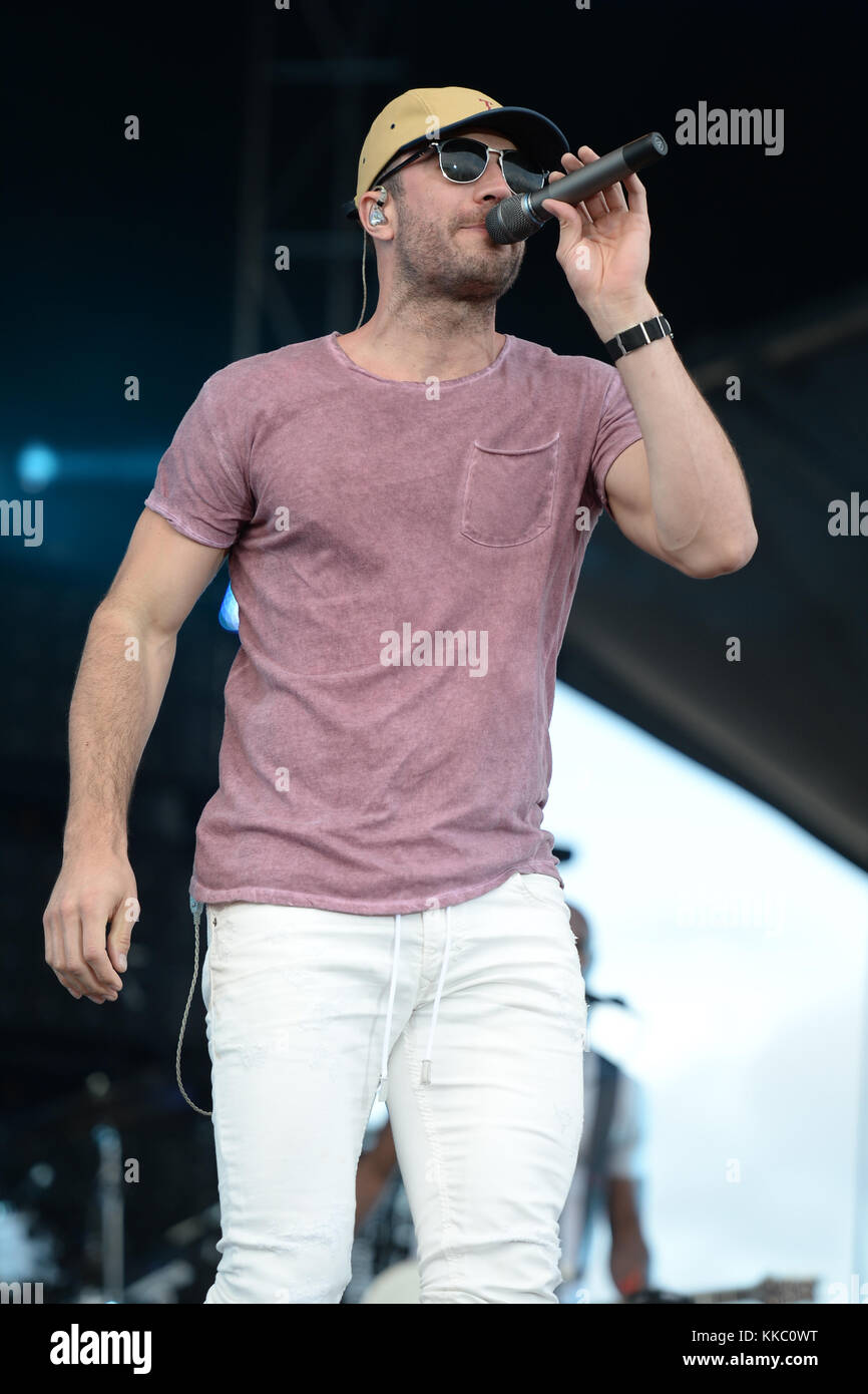 FORT LAUDERDALE, FL - APRIL 16: Sam Hunt performs onstage during ...