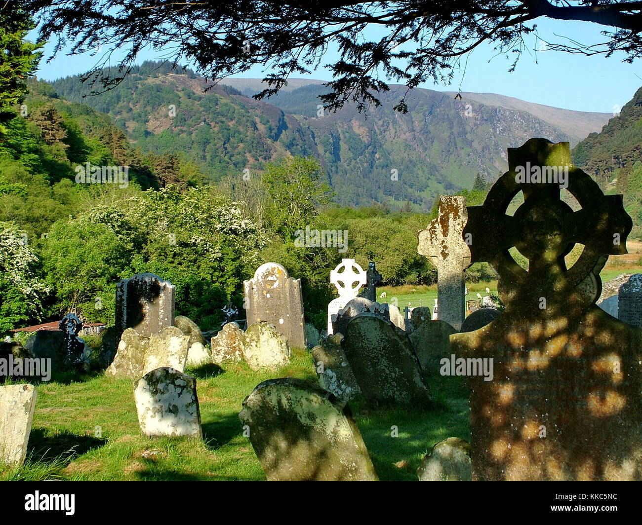 Ireland clonmacnoise cemetery hi-res stock photography and images - Alamy