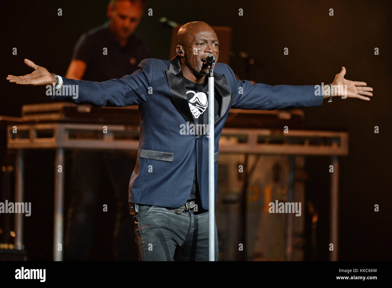 Seal singer 2016 hi-res stock photography and images - Alamy