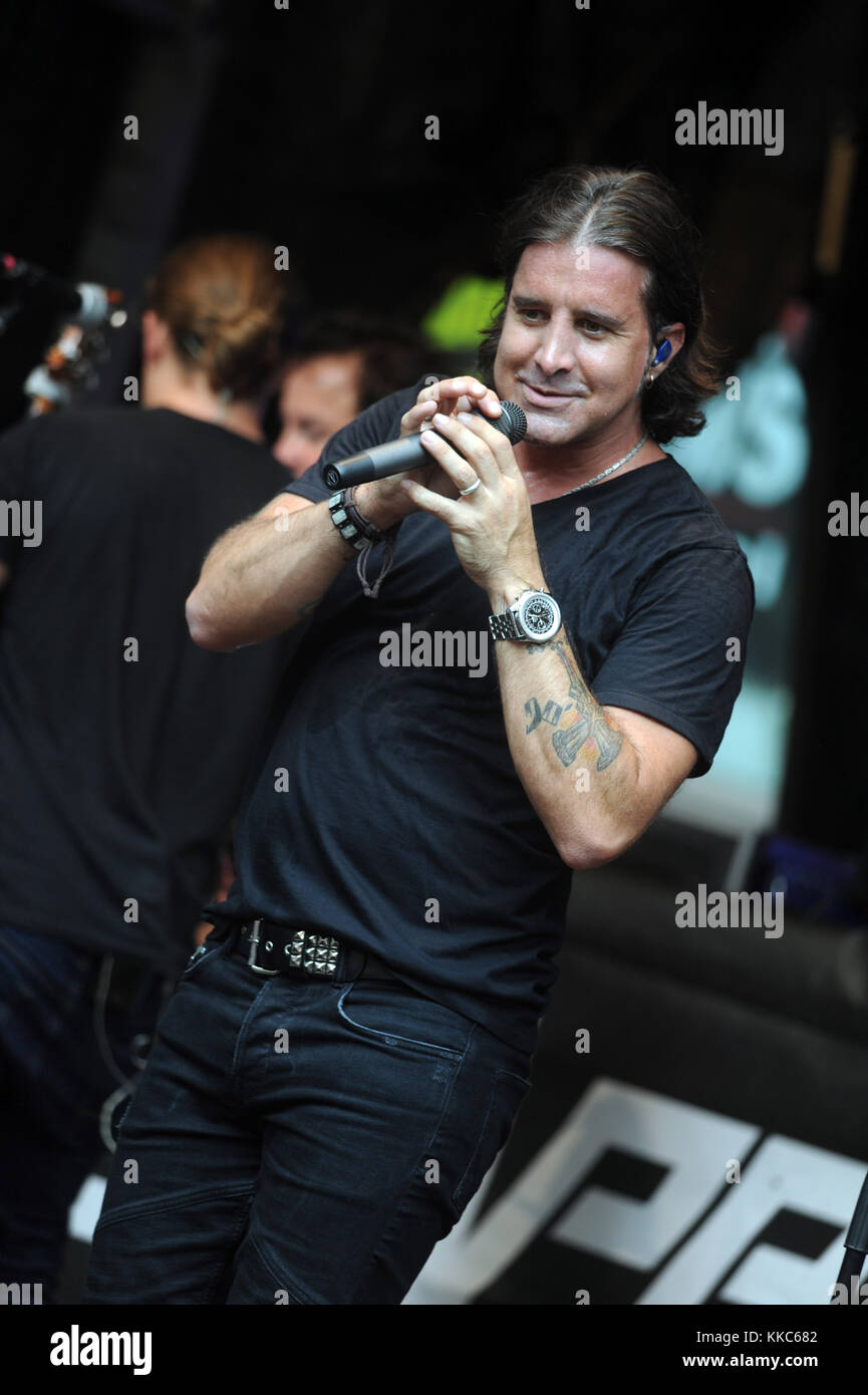 NEW YORK, NY - JULY 08: Creed Fronman Scott Stapp performs onstage ...