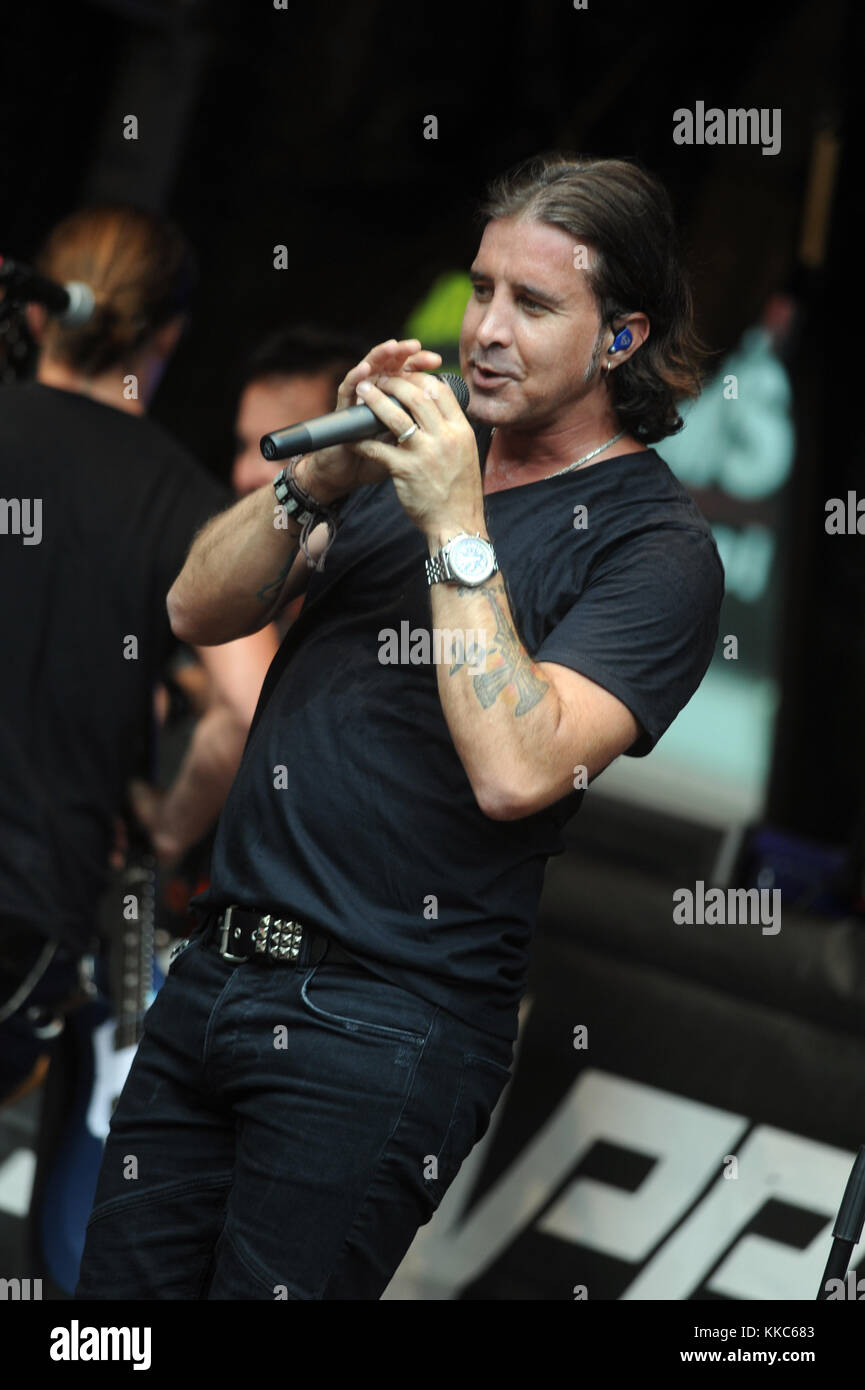 NEW YORK, NY - JULY 08: Creed Fronman Scott Stapp performs onstage ...