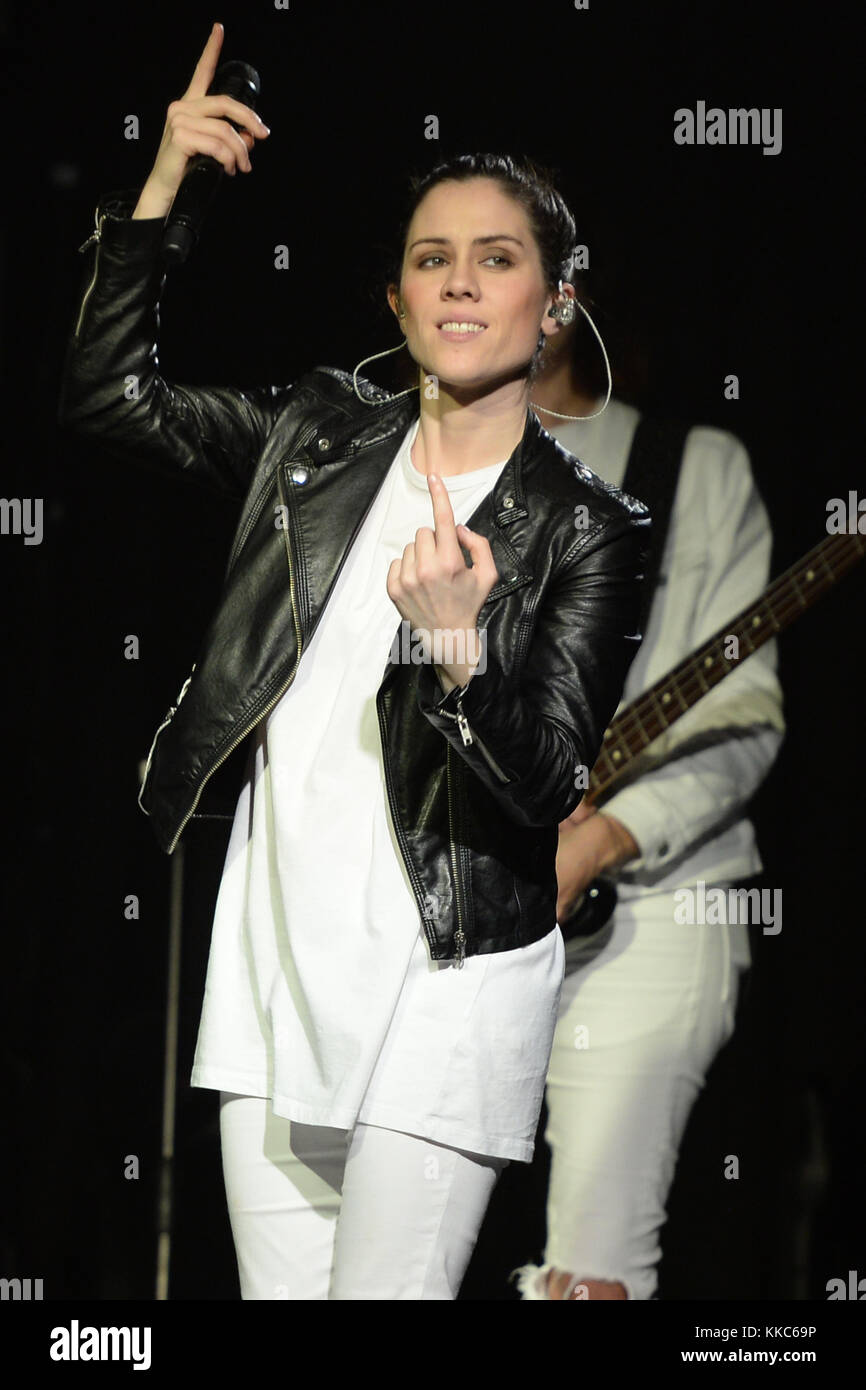 FORT LAUDERDALE, FL - NOVEMBER 16: Tegan Quin and Sara Quin of Tegan ...