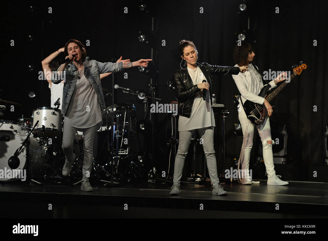 FORT LAUDERDALE, FL - NOVEMBER 16: Tegan Quin and Sara Quin of Tegan ...