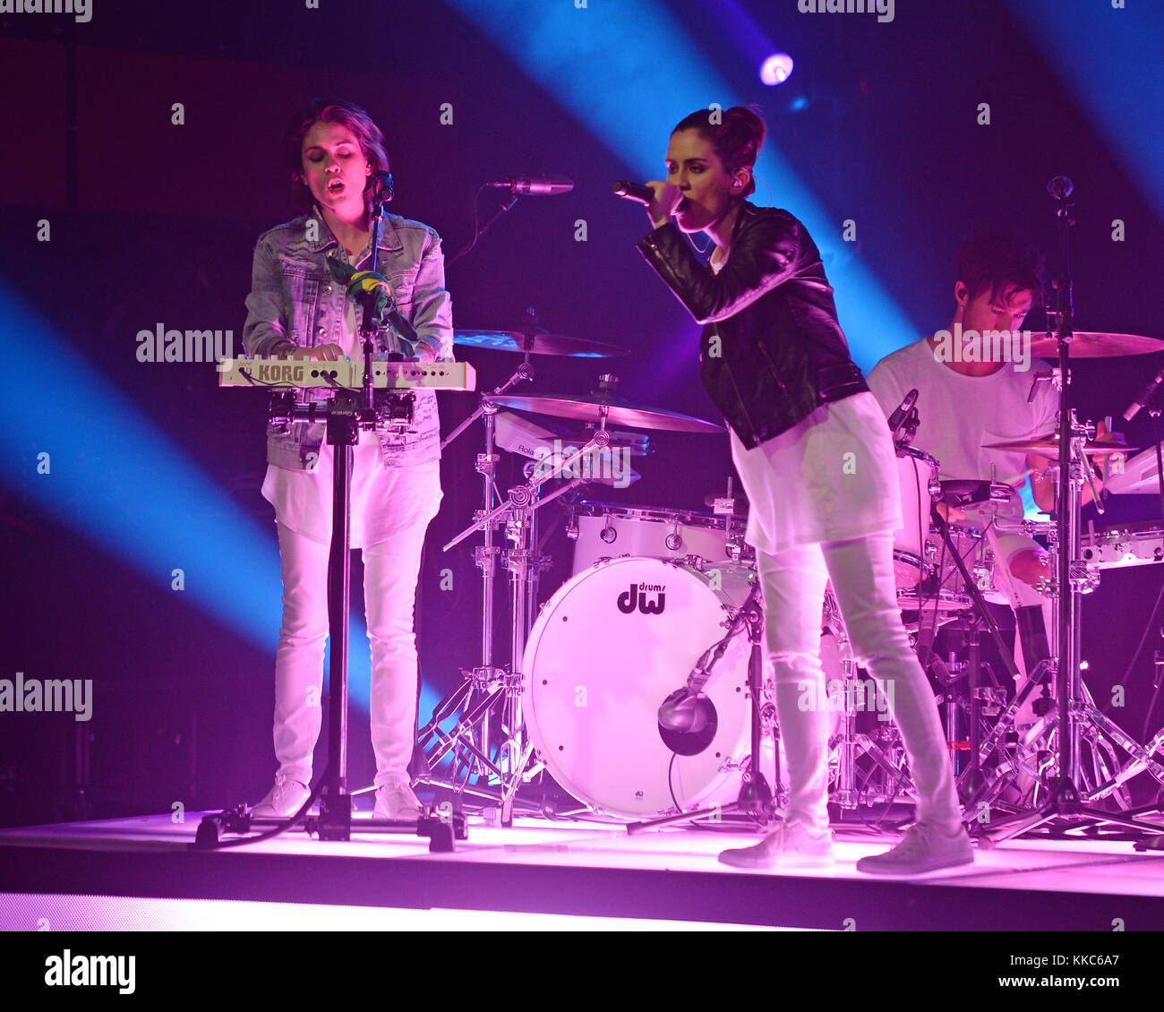FORT LAUDERDALE, FL - NOVEMBER 16: Tegan Quin and Sara Quin of Tegan ...