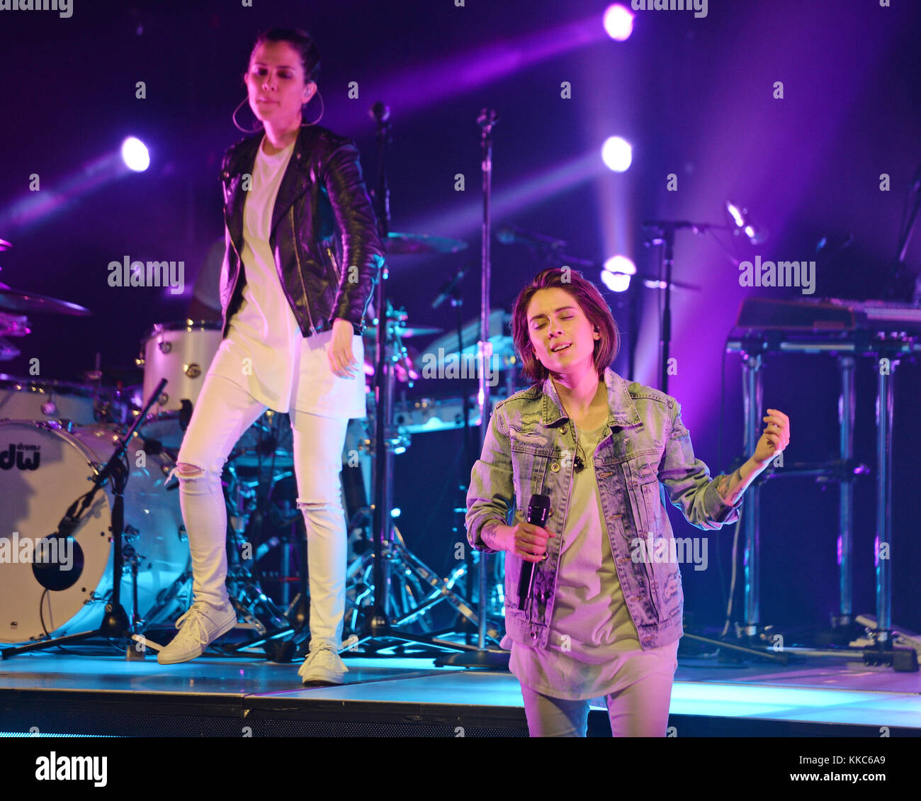 FORT LAUDERDALE, FL - NOVEMBER 16: Tegan Quin and Sara Quin of Tegan ...